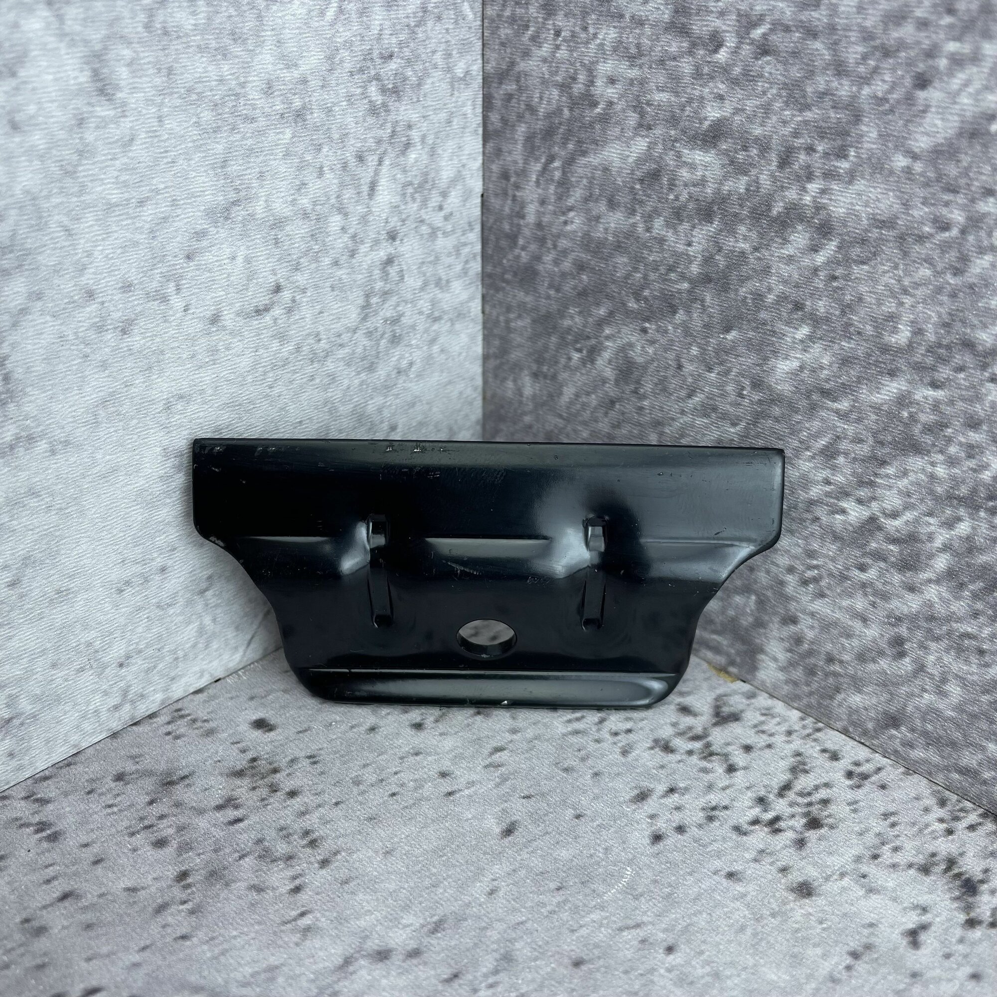 Кронштейн крепления аккумулятора 3716022000. Для Hyundai Accent, Getz, Tucson, Santa Fe / Kia Rio, Ceed, Cerato, Picanto