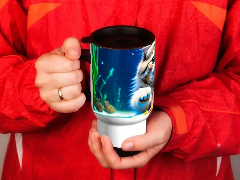 Тремокружка для авто с принтом "Кот с пушистой шерстью, улыбающийся и радостно держащий в лапах рыбу, окруженный пузырьками воды. На столе стоит синяя тарелка с кусочками еды." 0.5 л.