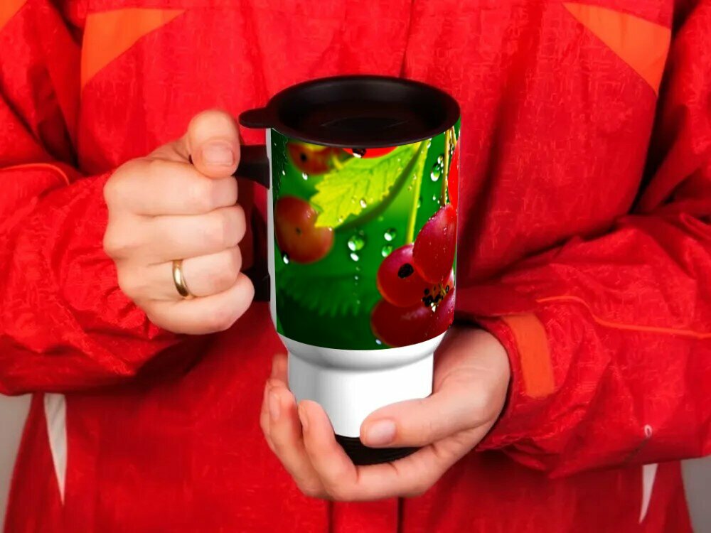 Тремокружка для авто с принтом "Крупный план спелых красных смородин, покрытых капельками воды, на фоне зеленых листьев. Освещение мягкое, с солнечными бликами, создающее." 0.5 л.