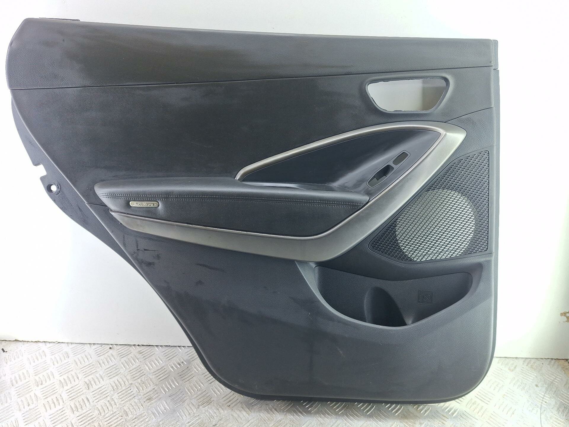 Обшивка двери задней левой Hyundai Grand Santa Fe 2015 83301B8490
