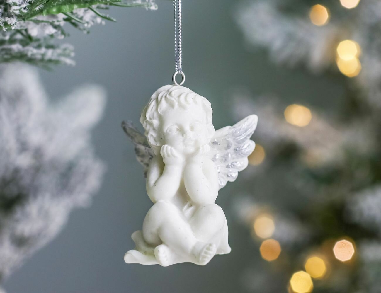Ёлочная игрушка мечтающий ангел с серебристыми крылышками, полистоун, 6 см, Edelman 1123155-1