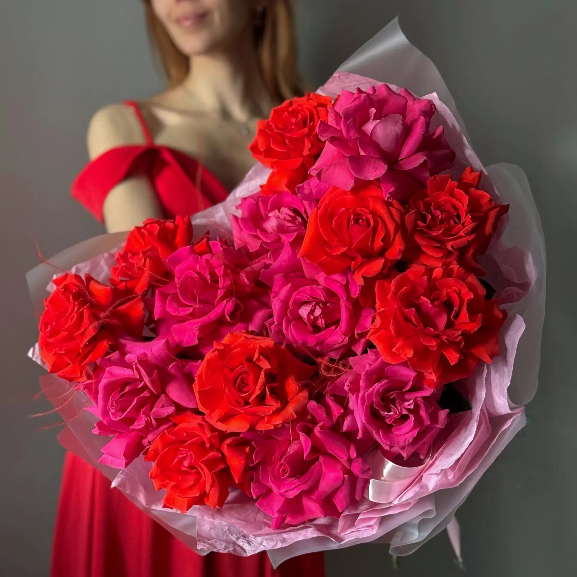Букет из малиновых и алых французских роз для любимой женщины, 15шт. Veresk 897