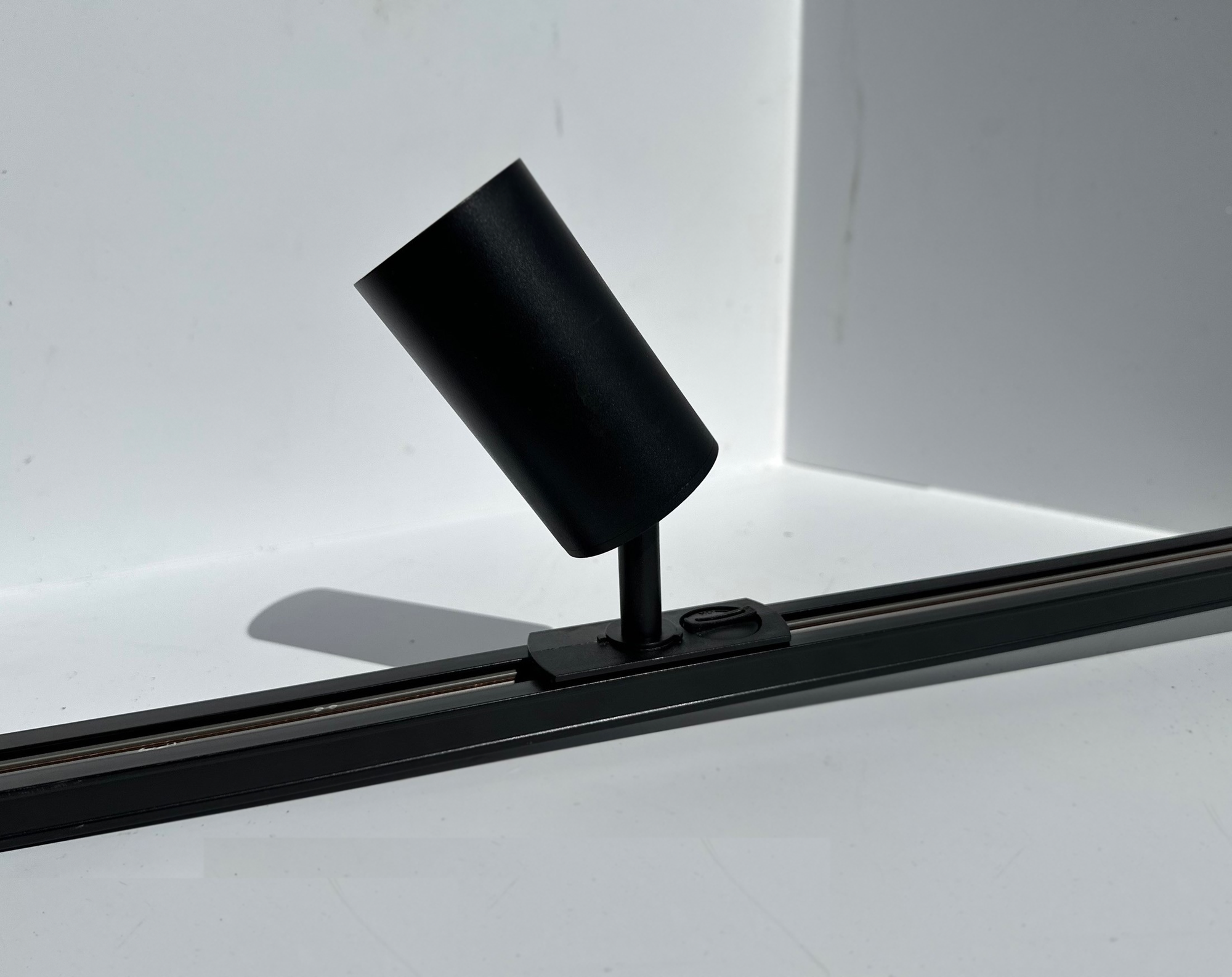 Шинопровод с тремя светильниками