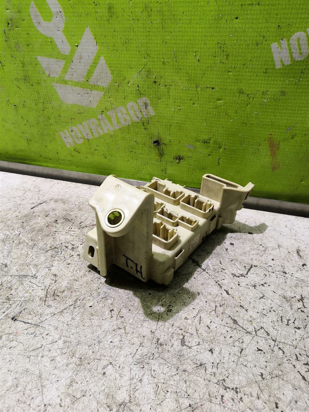 Блок предохранителей Toyota Highlander I 01-06