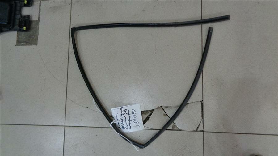 Уплотнитель стекла двери задней левой от Toyota Corolla E150 2006-2013