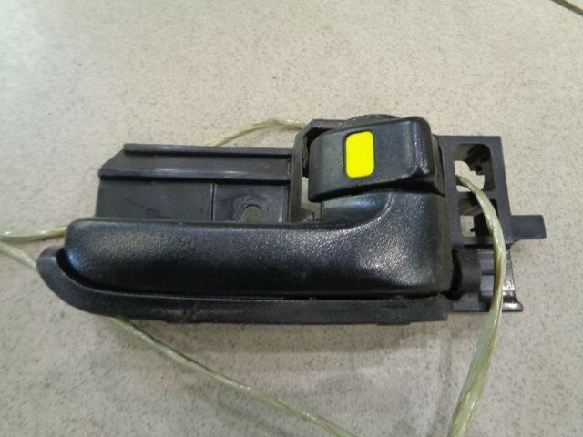 Ручка двери внутренняя правая от Pontiac Vibe 2002-2008