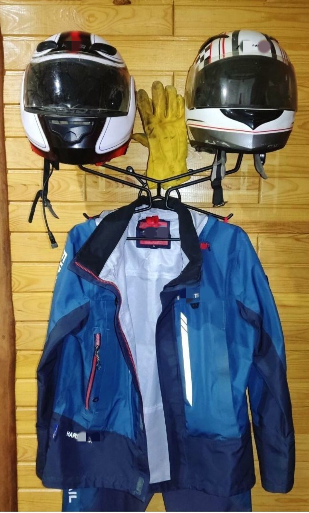 Вешалка-подставка для двух шлемов и экипировки