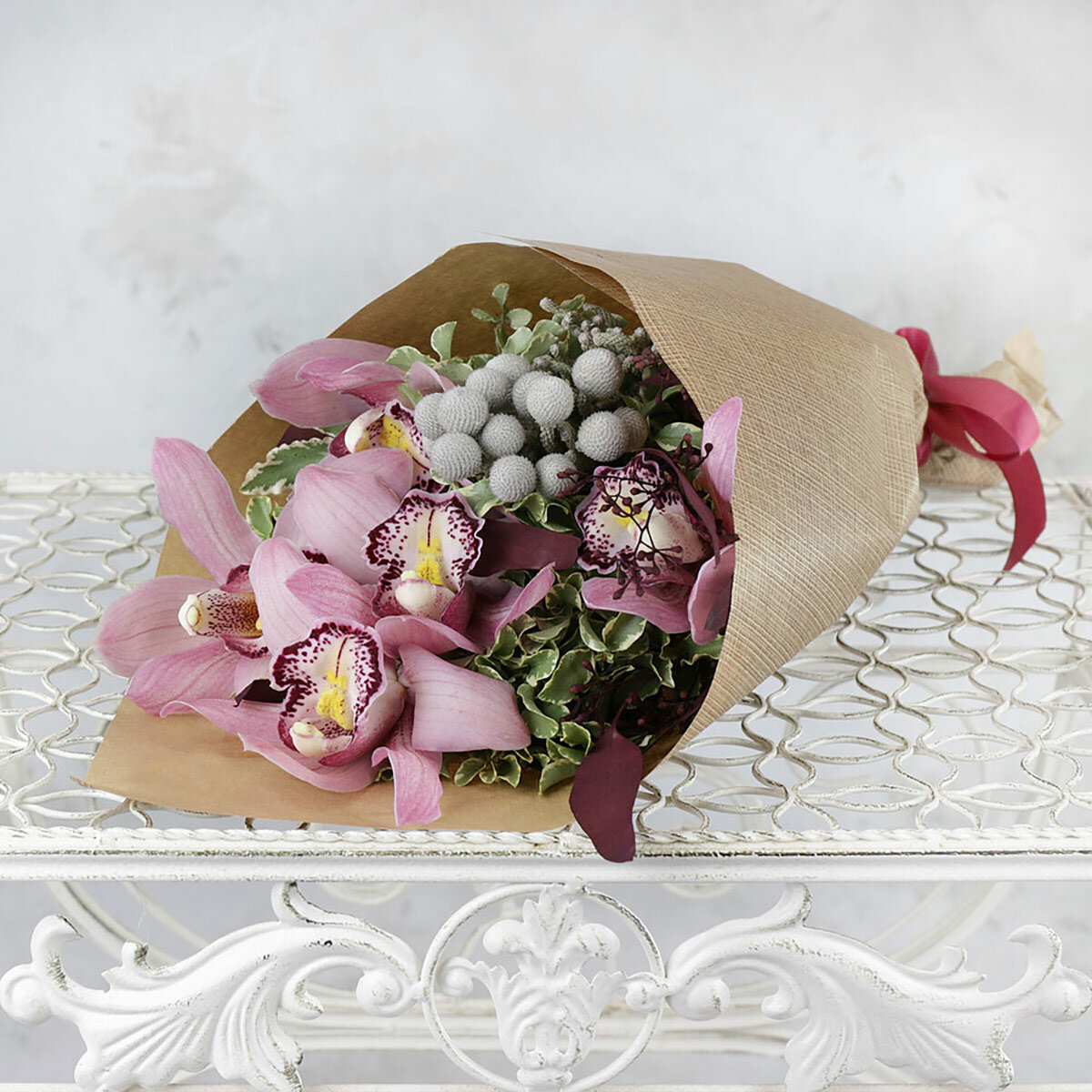 Букет Букет Маркет, орхидея, листья питтоспорум и брунии, на стеблях, S, крафт-бумага