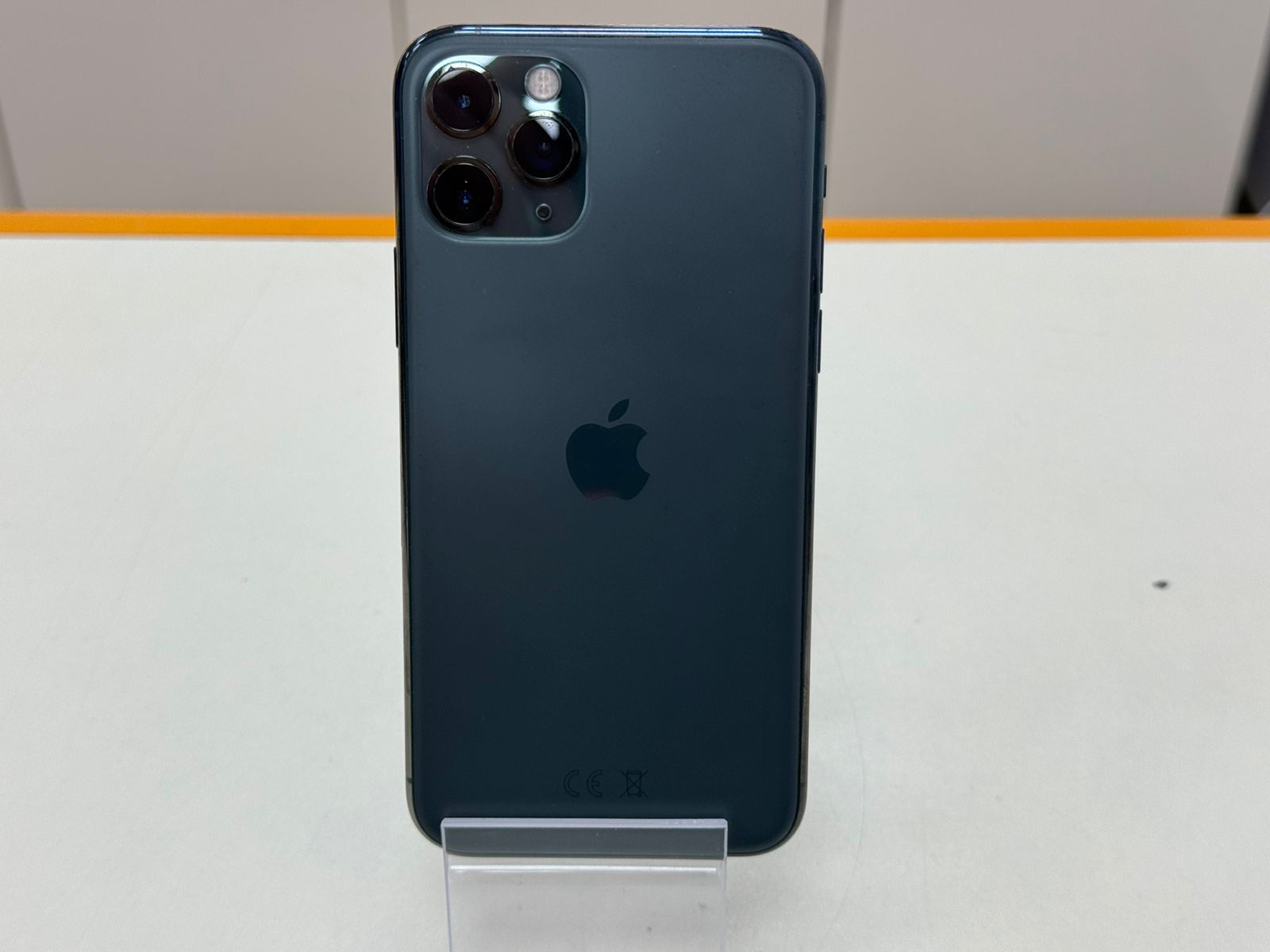 Смартфон Apple iPhone 11 Pro 64 ГБ RU, nano SIM+eSIM, б/у, уценка