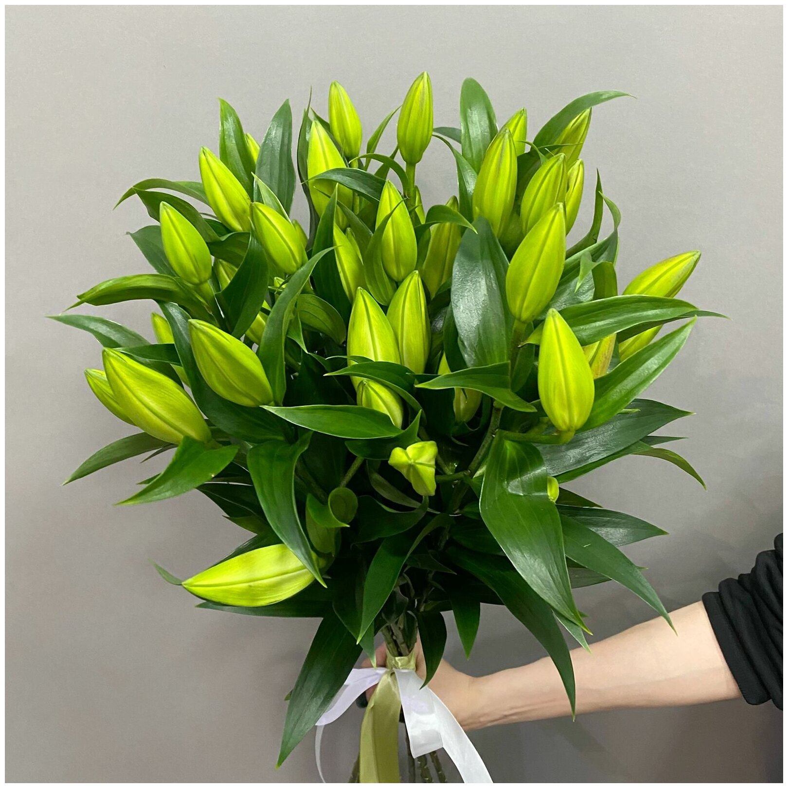 Букет из 9 белых лилий под ленту