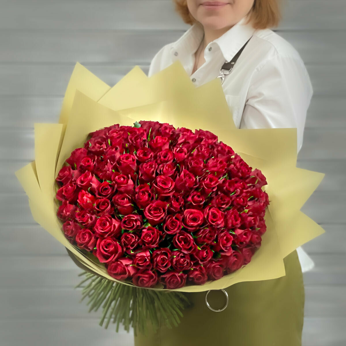 Монобукет Букет Маркет, 75 роз, высота 40см, оберточная бумага, красный