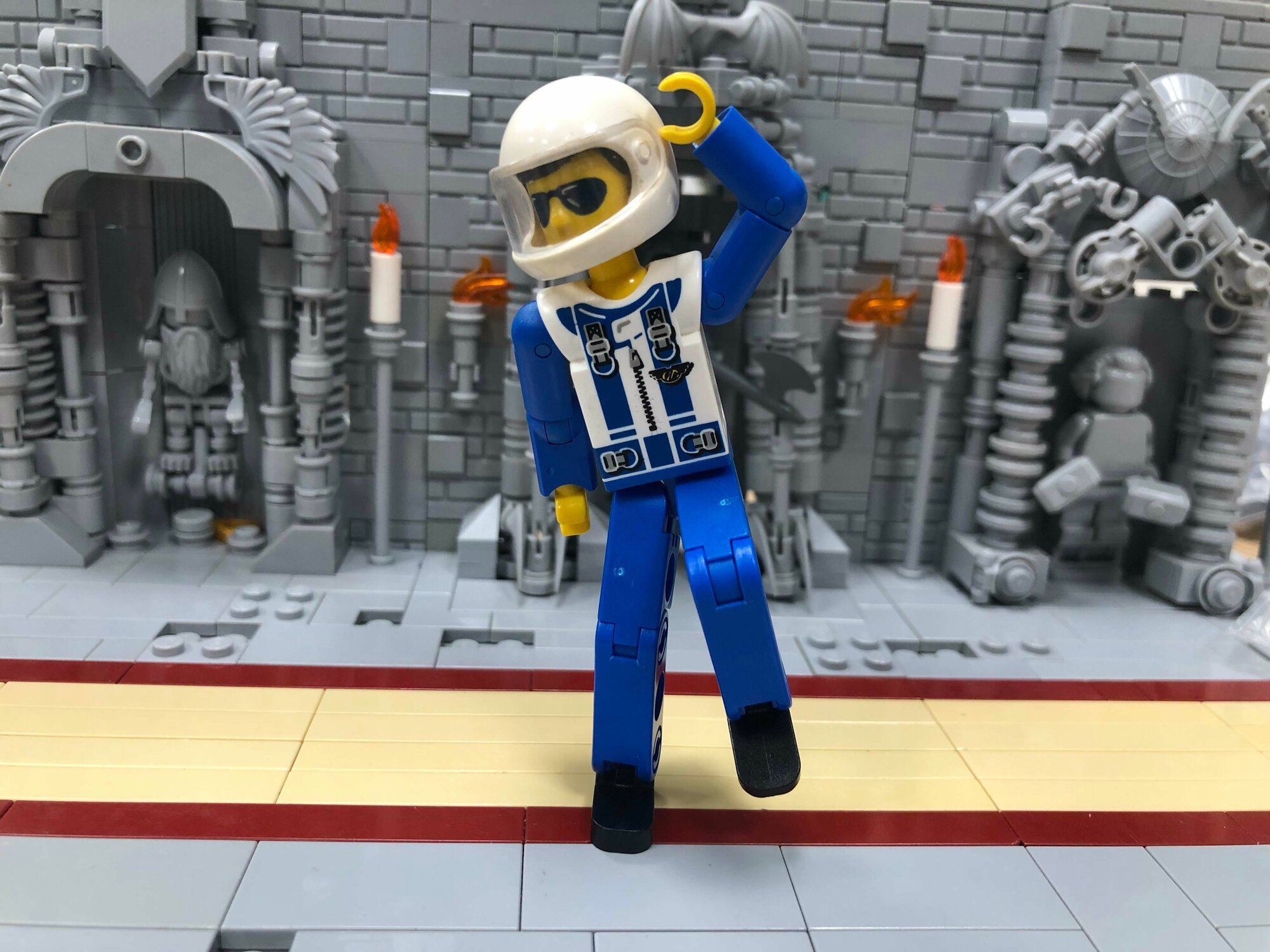 Минифигурка Lego tech038b Technic Figure Blue Legs, White Top with Zipper and Blue Shoulder Harness Pattern, Blue Arms, White Helmet, Trans-Clear Visor