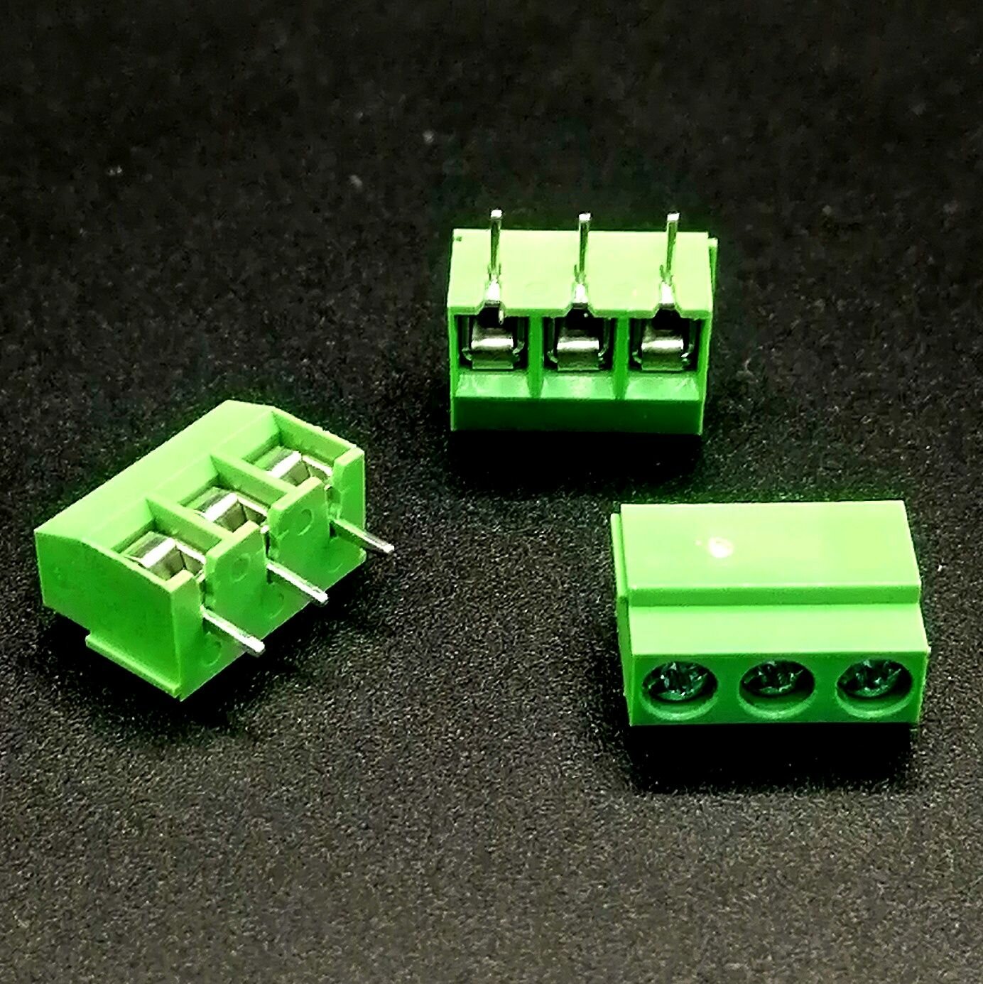 2шт Клеммник DG126-5.0-03P-14-00AH 3pin 5мм Рабочий ток составляет 10 А, максимальное рабочее напряжение - 300 В.