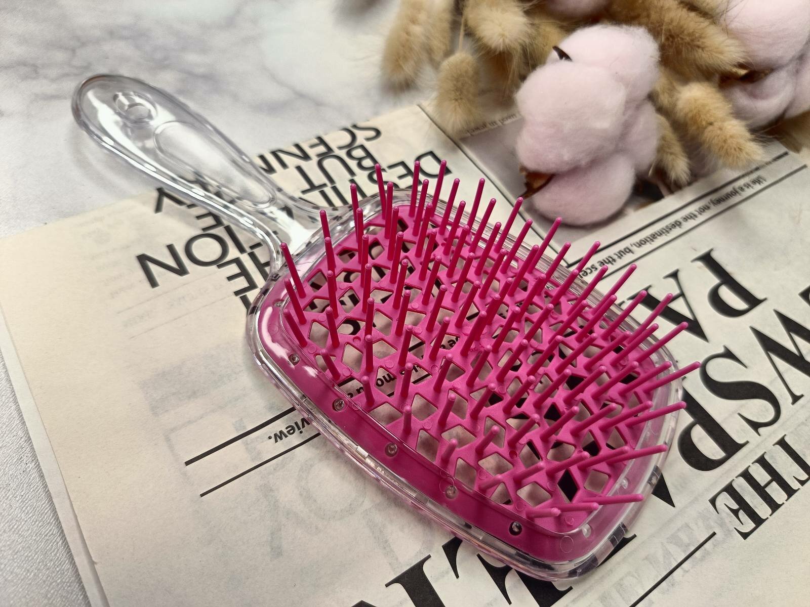 Массажная скелетная расческа для волос Розовая Прозрачный корпус