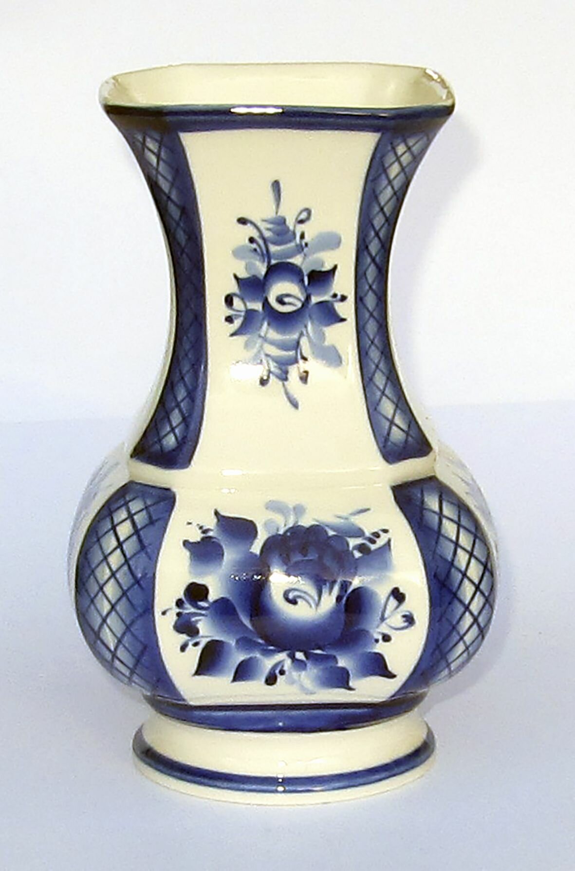 Ваза фарфоровая выотой 17 см. Гжель - ручная работа, Россия.