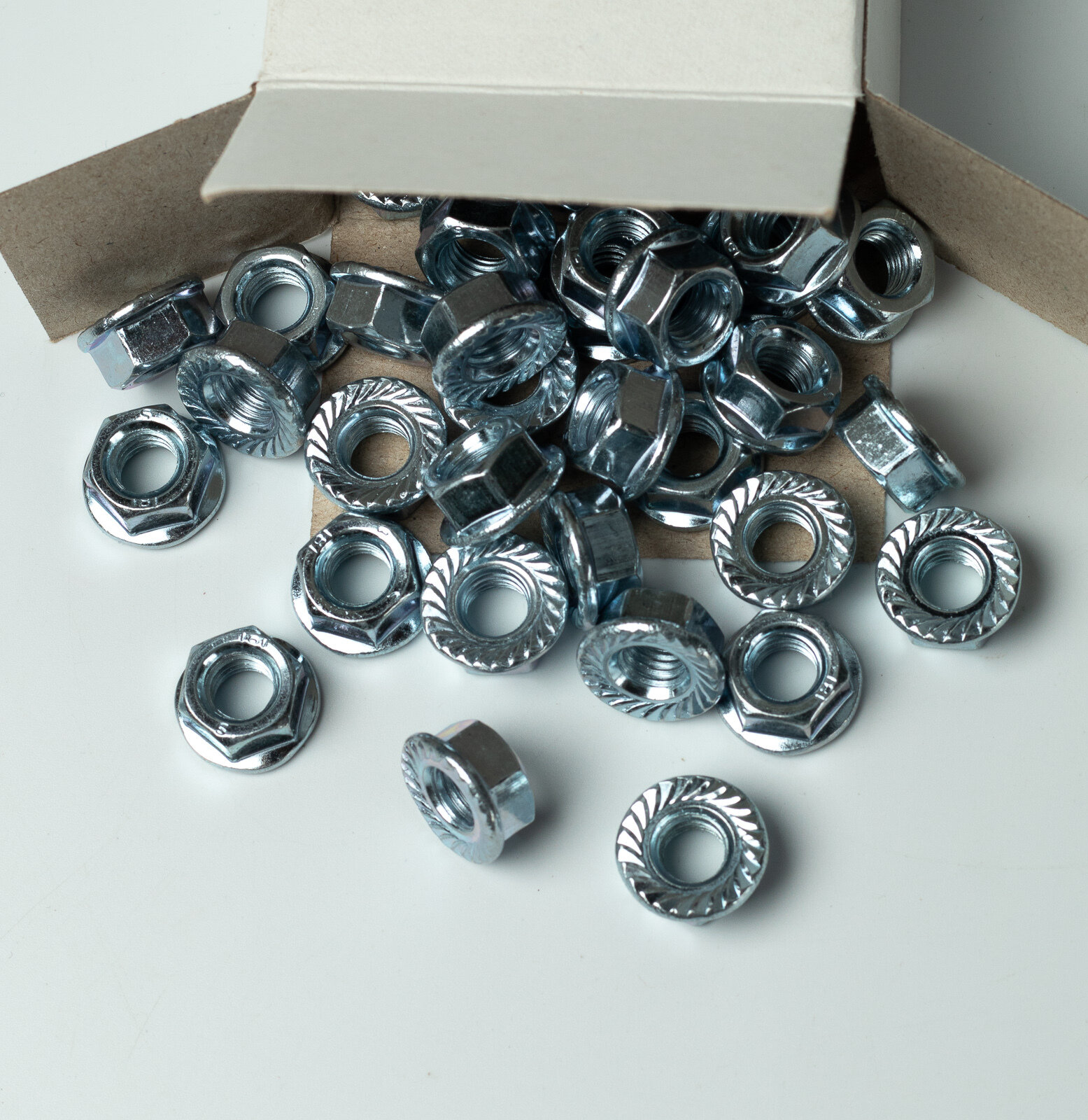 Гайка с фланцем DIN 6923 М8 цинк, 50 шт