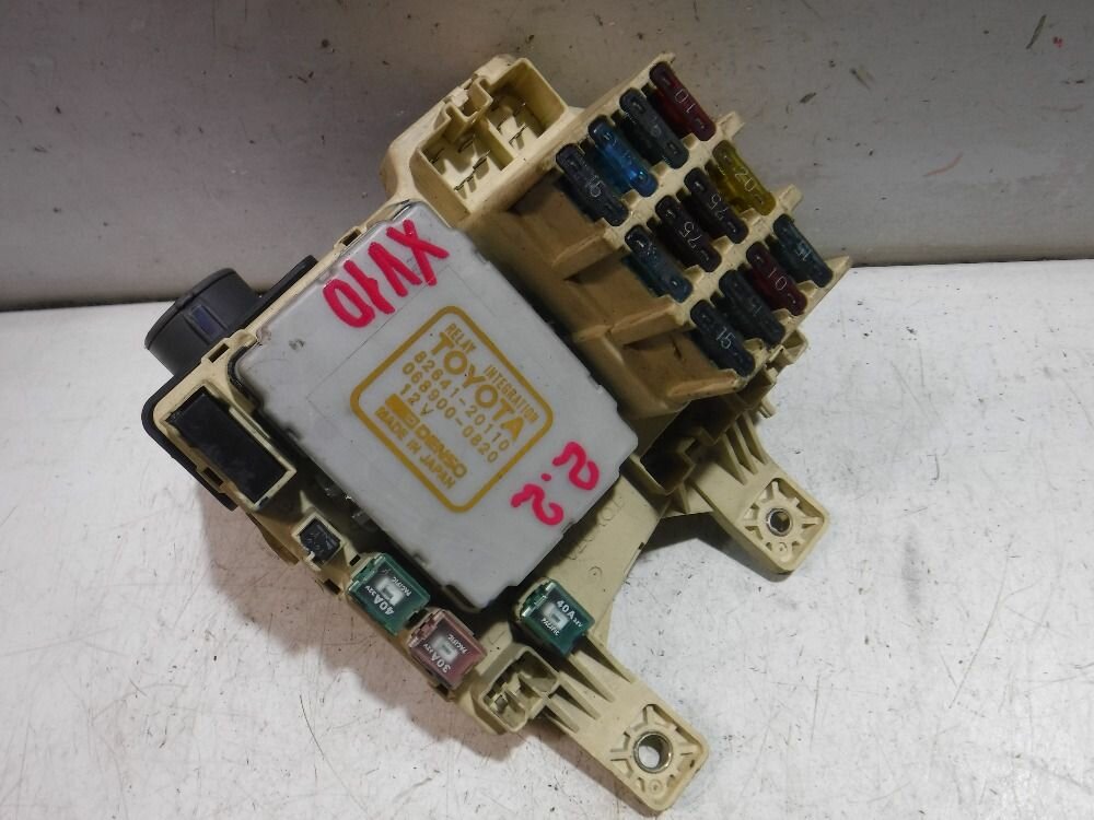 Блок предохранителей салонный Toyota Camry 8267033010