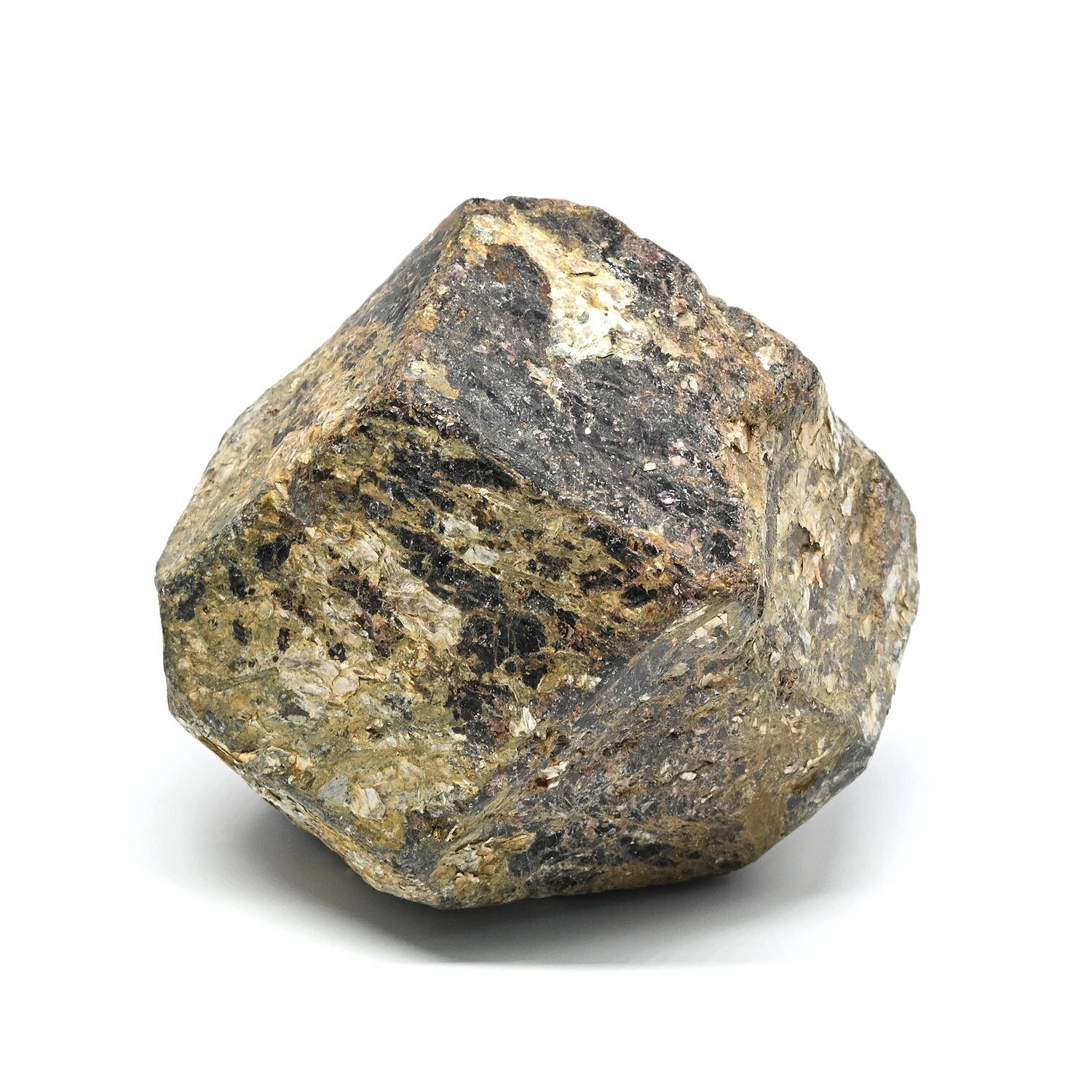 Минерал гранат "Альмандин" 78*59*54мм, 563г .