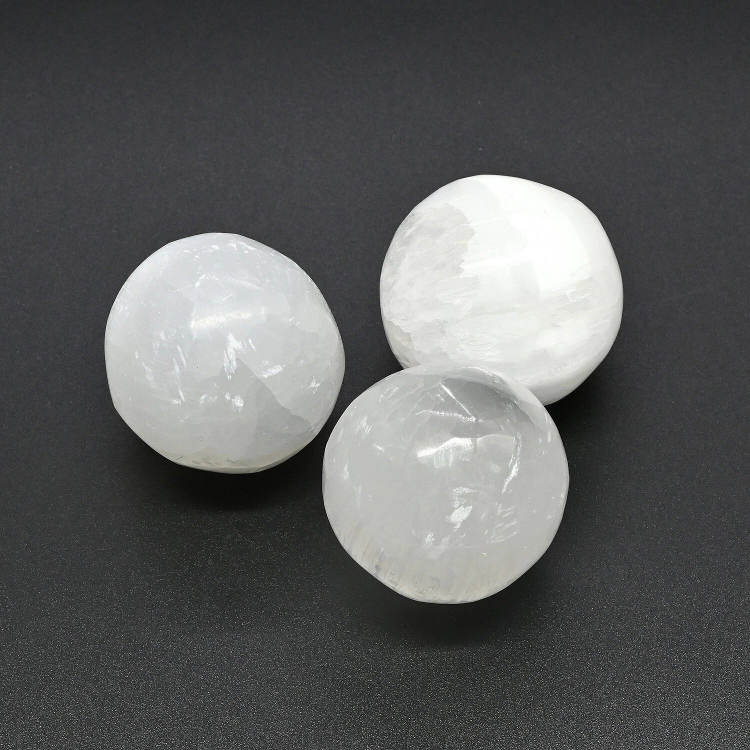 Шар из селенита белого, диаметр 35мм .