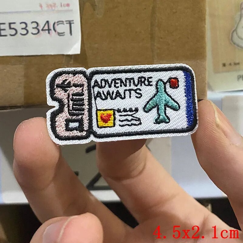 Нашивка "Adventure Awaits" 4.5x2.1 см, PE5334CT