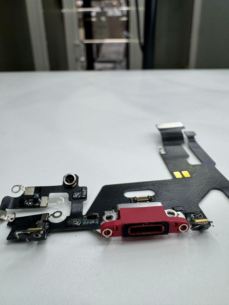 Apple iPhone 11 нижний шлейф с разъёмом зарядки оригинал (снятый) красный