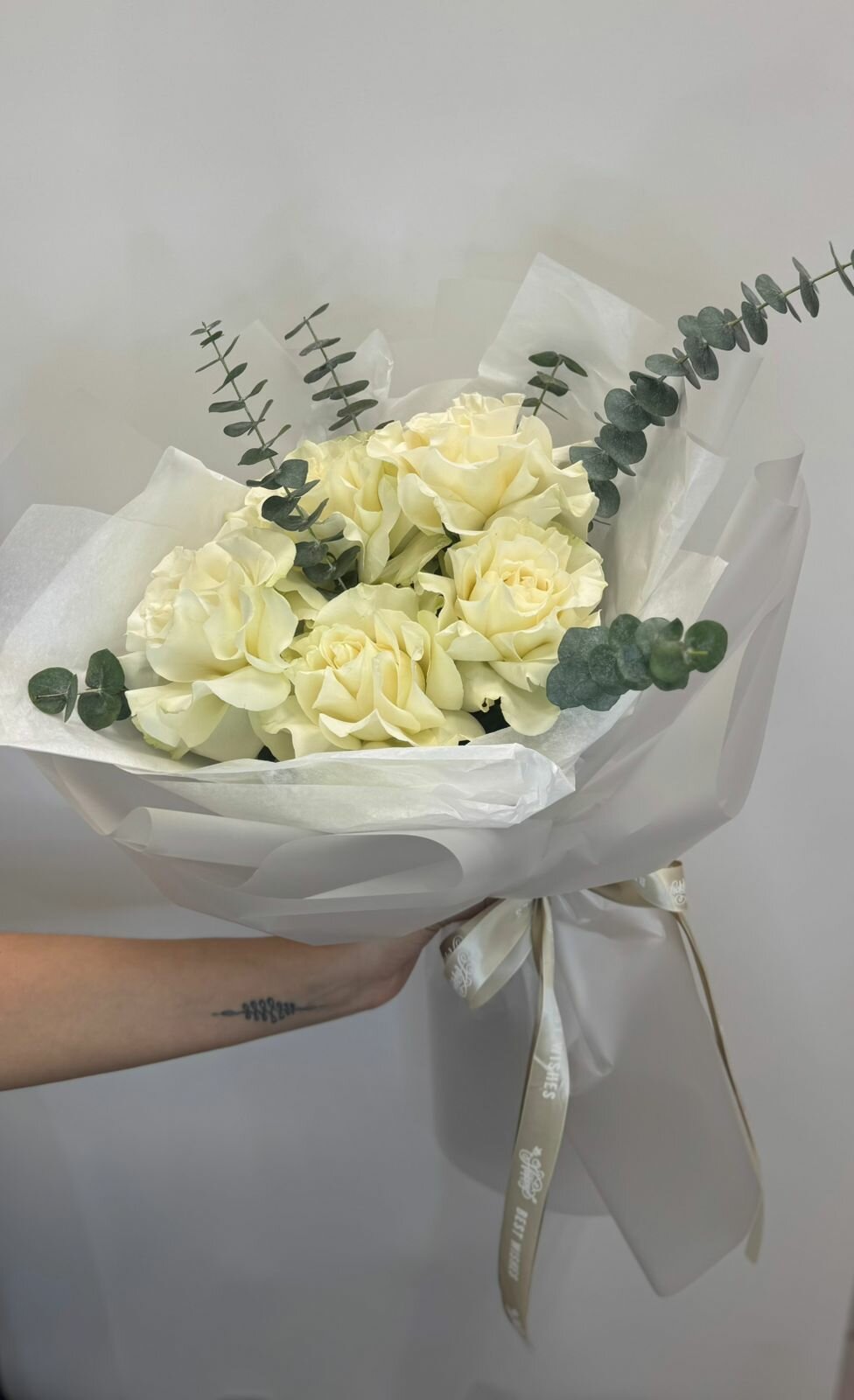 Букет из 5 французских белых роз сорта Мондиаль (60 см) в белой упаковке