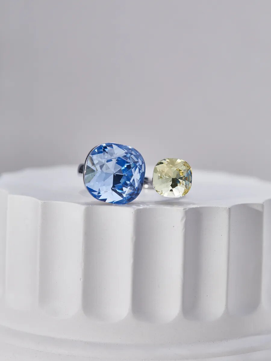 Кольцо, кристалл, циркон, кристаллы Swarovski, фианит, безразмерное, белый, серый, голубой, бежевый, синий — фото 1