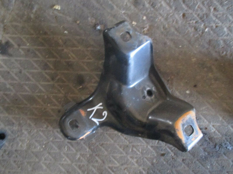 Кронштейн опоры двигателя правой 98AB6037CD Форд Фокус 1 на 1,4-2,0 литра 1206673, 1232656