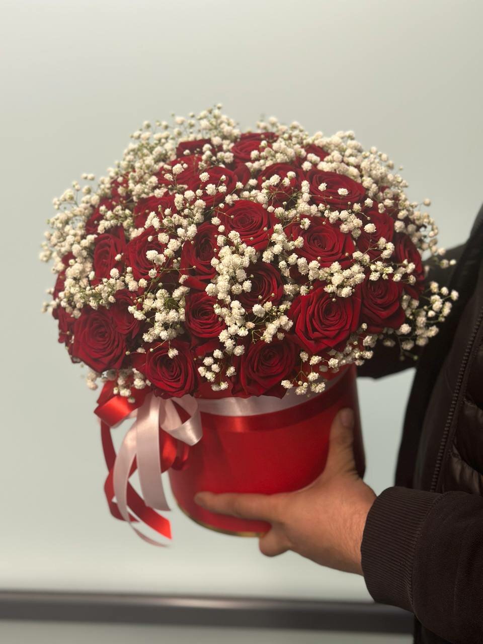 Композиция Wowflo "В Коробке" роза и гипсофила 45см, 41 цветок