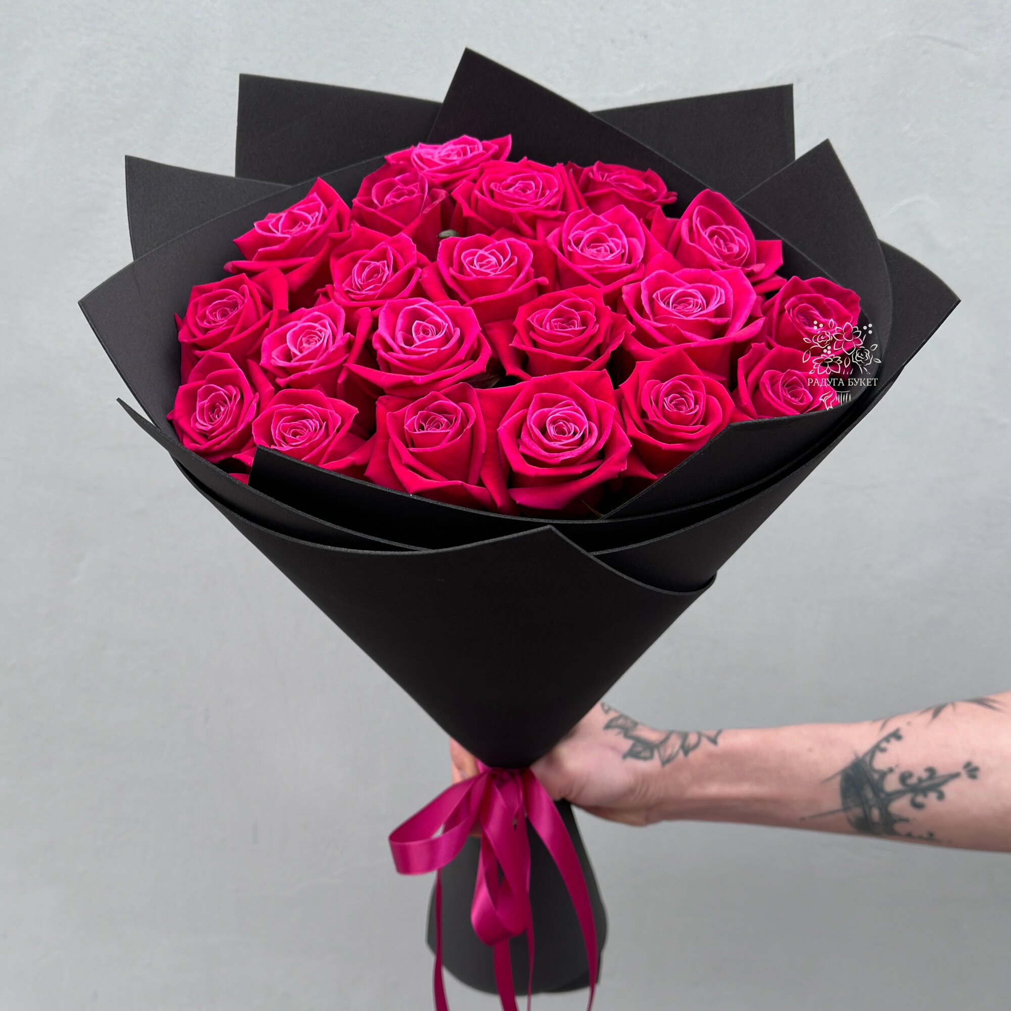 Букет "Эрика" из 21 малиновой розы 50см в упаковке / Радуга Букет