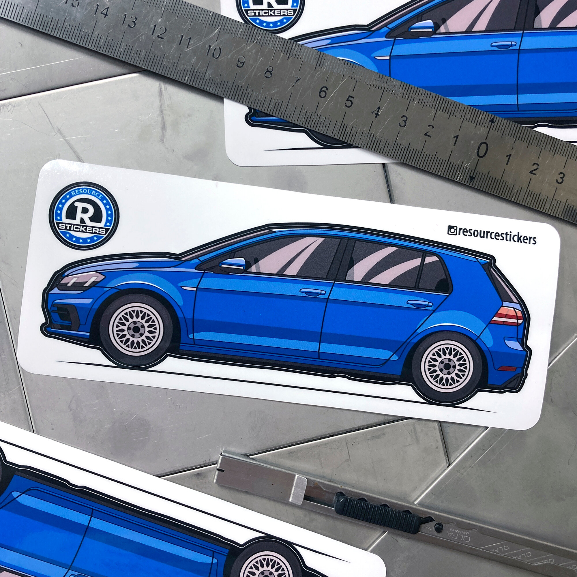 Виниловая наклейка машинка Volkswagen Golf синий 17х5.5