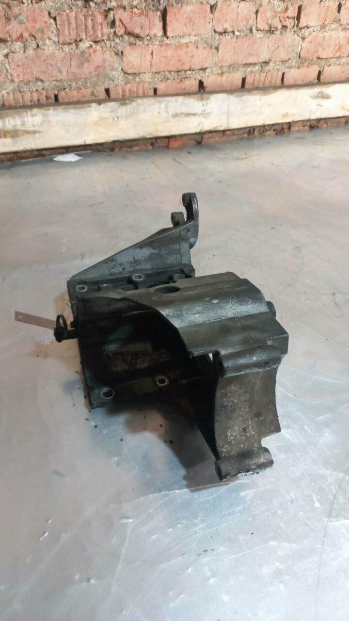 Кронштейн компрессора кондиционера Chrysler Voyager 4 2003 90512909G