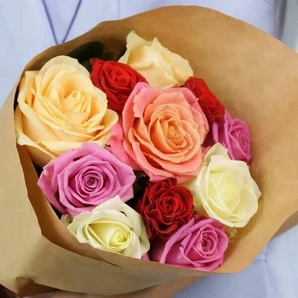 Букет живых цветов из 11 роз разных цветов 50см, крафт упаковка