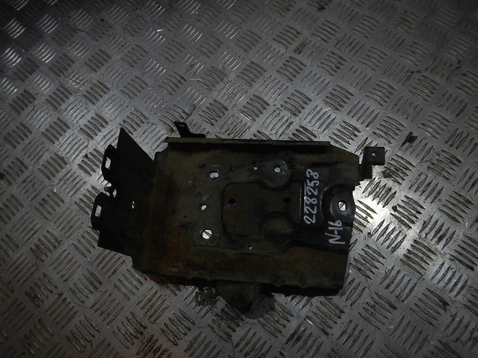 Б/У Крепление АКБ (корпус/подставка), Nissan (Ниссан)-ALMERA N16 (00-06) NISSAN ALMERA N16 (00-06) с разбора целая 228258...