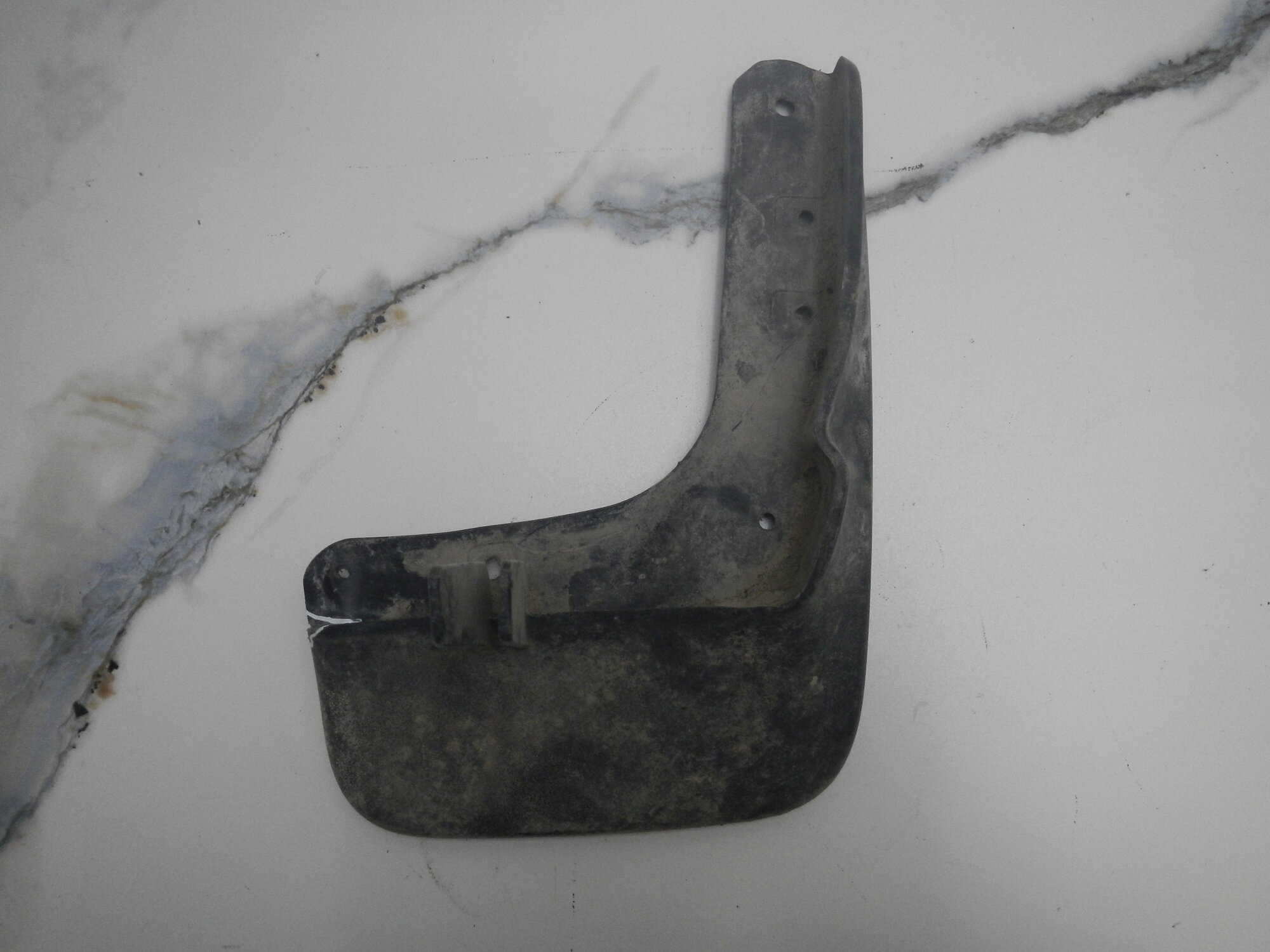 Б/У Брызговик передний левый, Volkswagen (Фольксваген)-POLO (SED RUS) (11-) VOLKSWAGEN POLO (Sed RUS) (11-) Задиры, трещ...