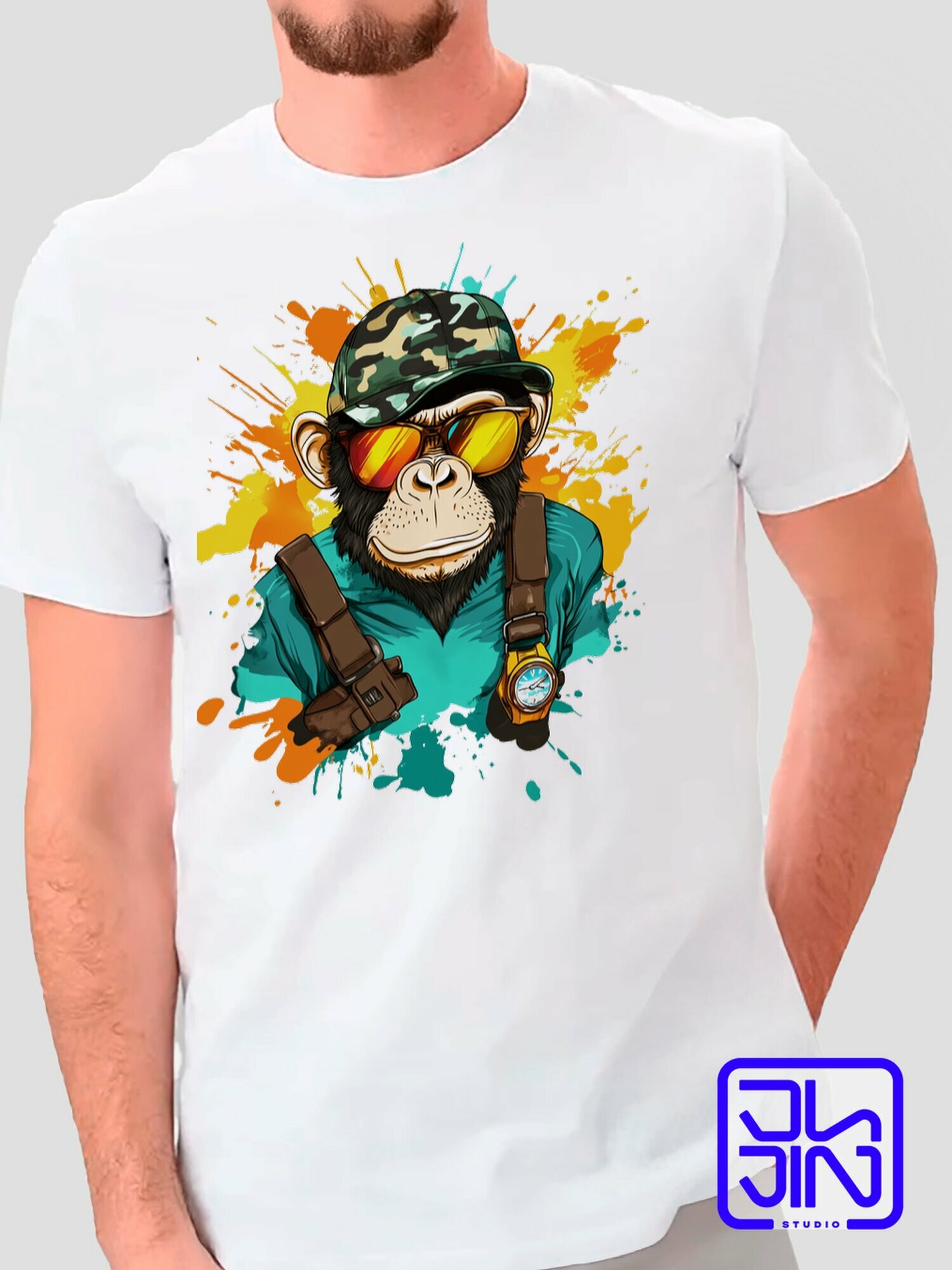 Футболка классическая мужская с авторским принтом Обезьяна в камуфляжной, бирюзовой одежде с крутыми очками и пестрыми часами, белый хлопковый трикотаж с прикольным рисунком на груди