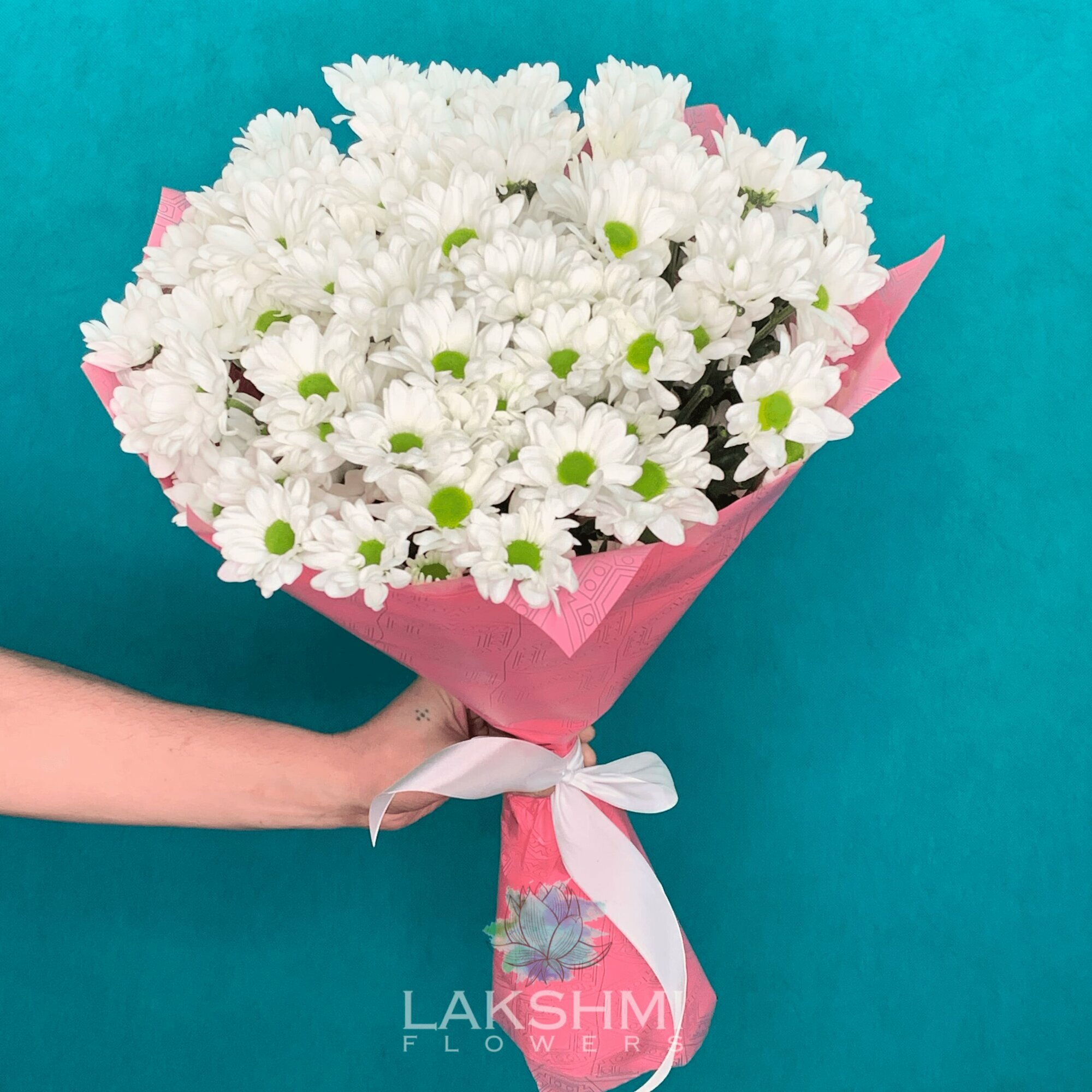 Букет из 15 белых кустовых хризантем в авторской упаковке / Кустовые хризантемы