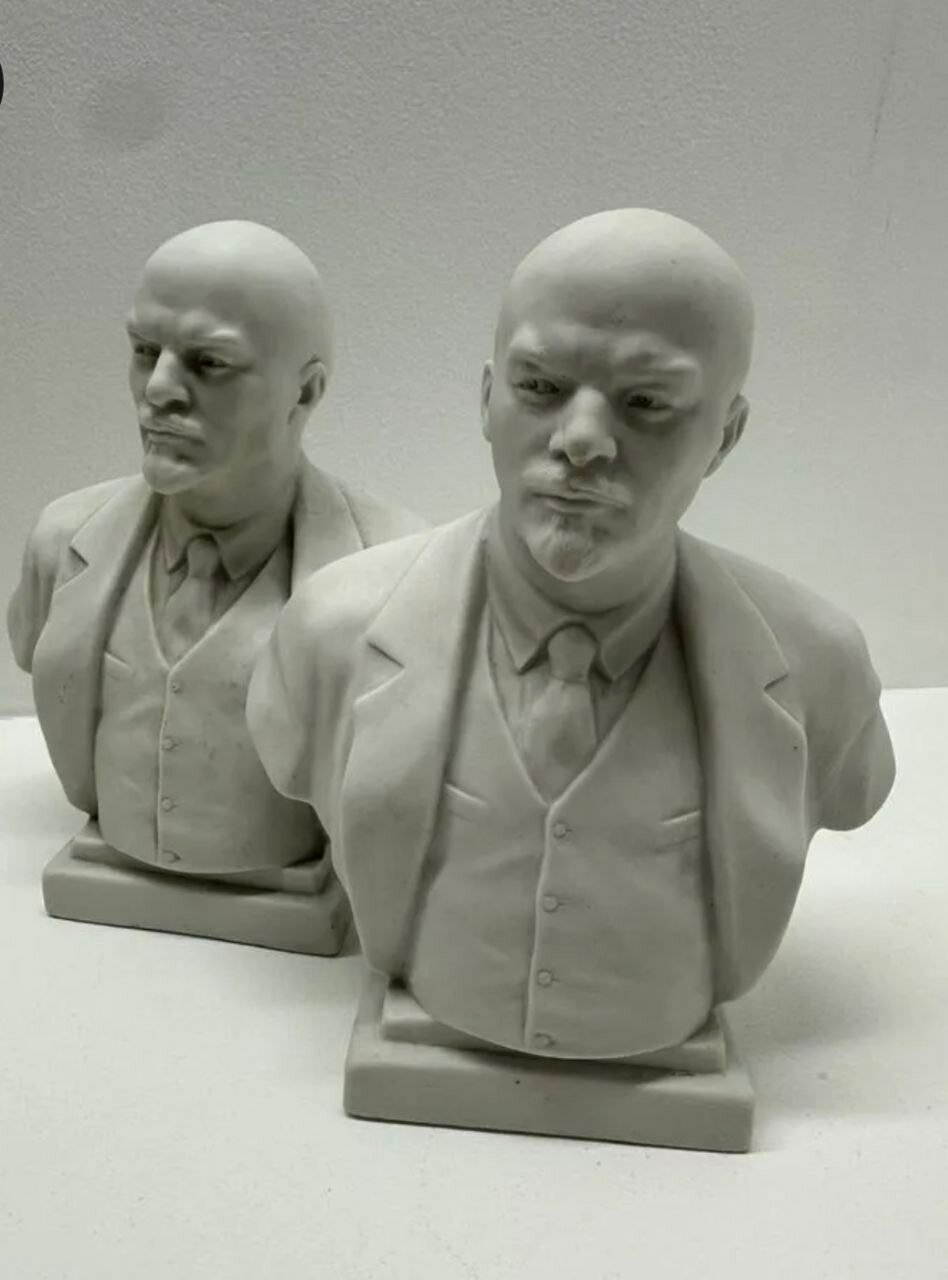 Бюст "Владимир Ильич Ленин", скульпторы Боголюбов В. Я, Ингал В. И, бисквит