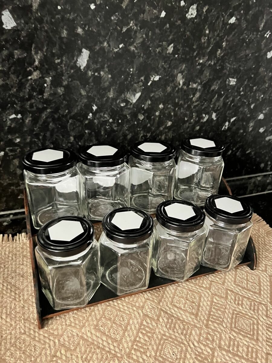 Набор стеклянных баночек для хранения специй с полкой для кухни