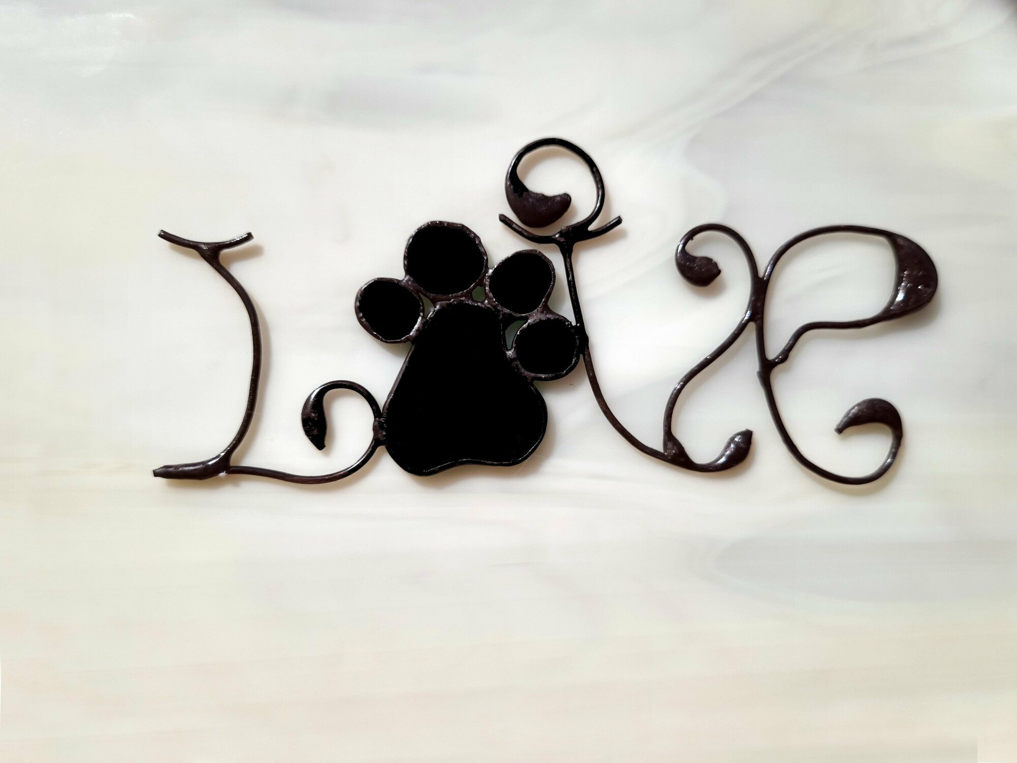 Надпись Love с отпечатком лапы для любителей животных. Украшение подвесное интерьерное. Витражная подвеска