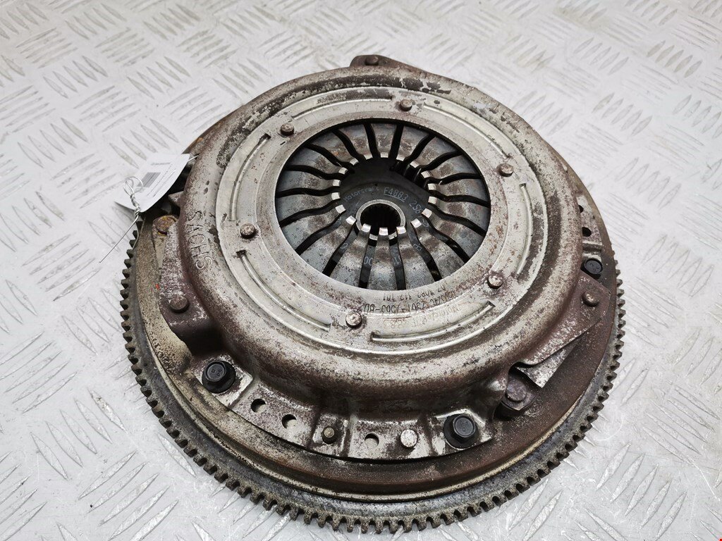 Маховик (демпфер сцепления) Mazda 2 DY C40111500 арт. 1627428