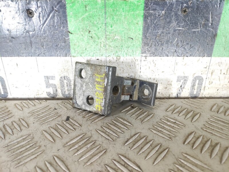 Петля двери задней правой нижняя VOLKSWAGEN Golf 3 1H0831404