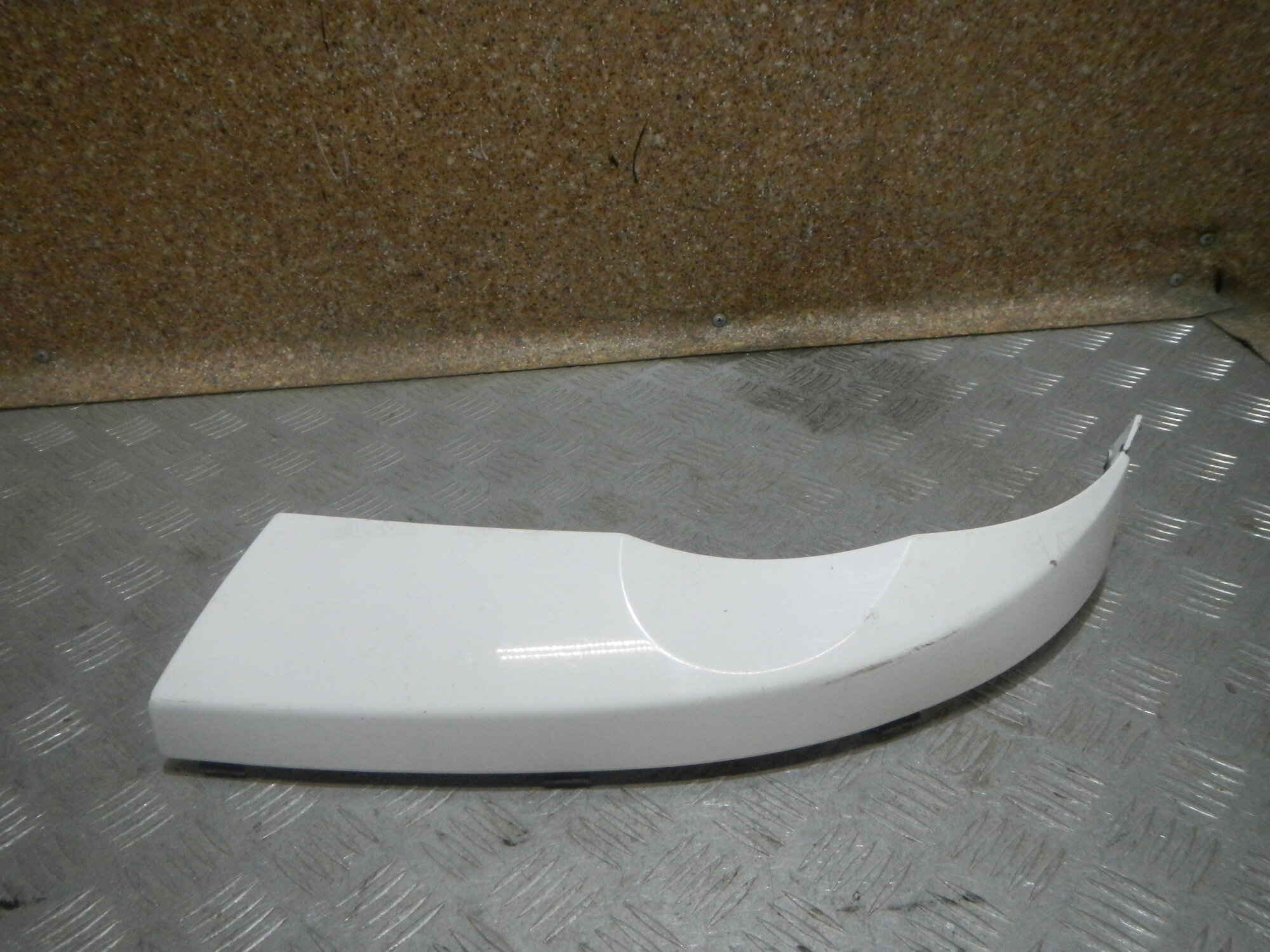 Б/У Планка под фары, ВАЗ (VAZ)-LADA NIVA TRAVEL (CHEVROLET NIVA) LADA NIVA TRAVEL (CHEVROLET NIVA) левая Задиры на крепле...