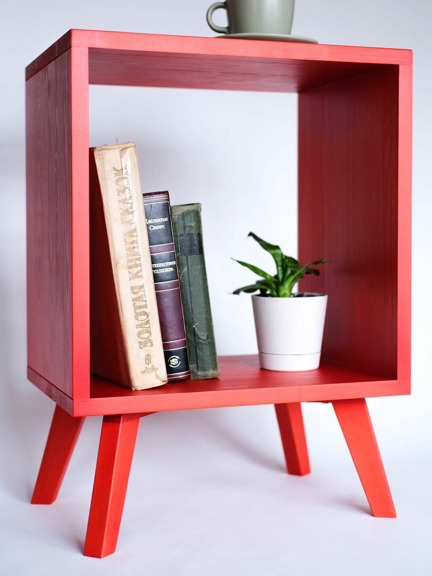 Тумба прикроватная "Куб" из дерева красная