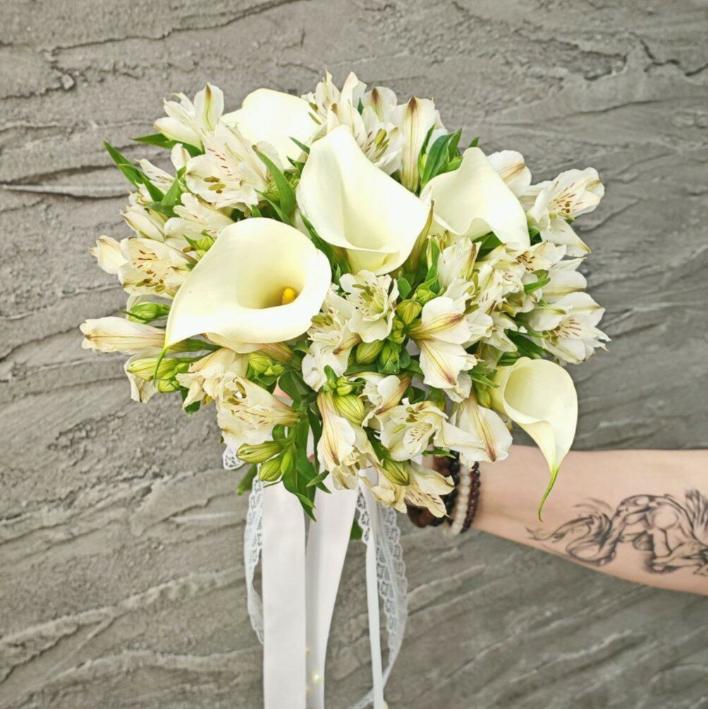 Свадебный букет невесты из белых калл и альстромерий. Цветы на свадьбу. Свадебная флористика