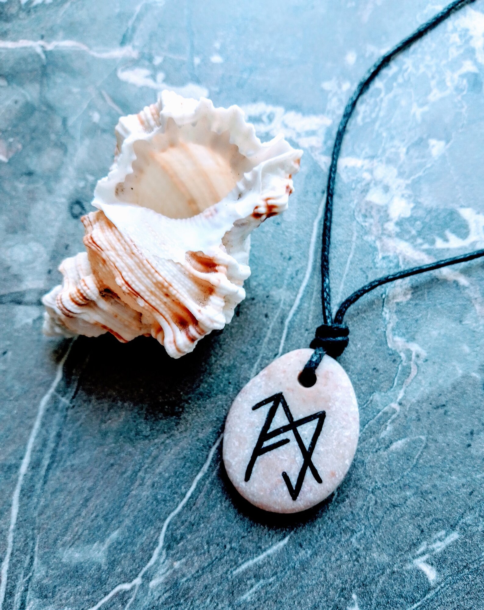 Рунический став на богатого и щедрого мужчину. Женский оберег-кулон из натурального камня с гравировкой.