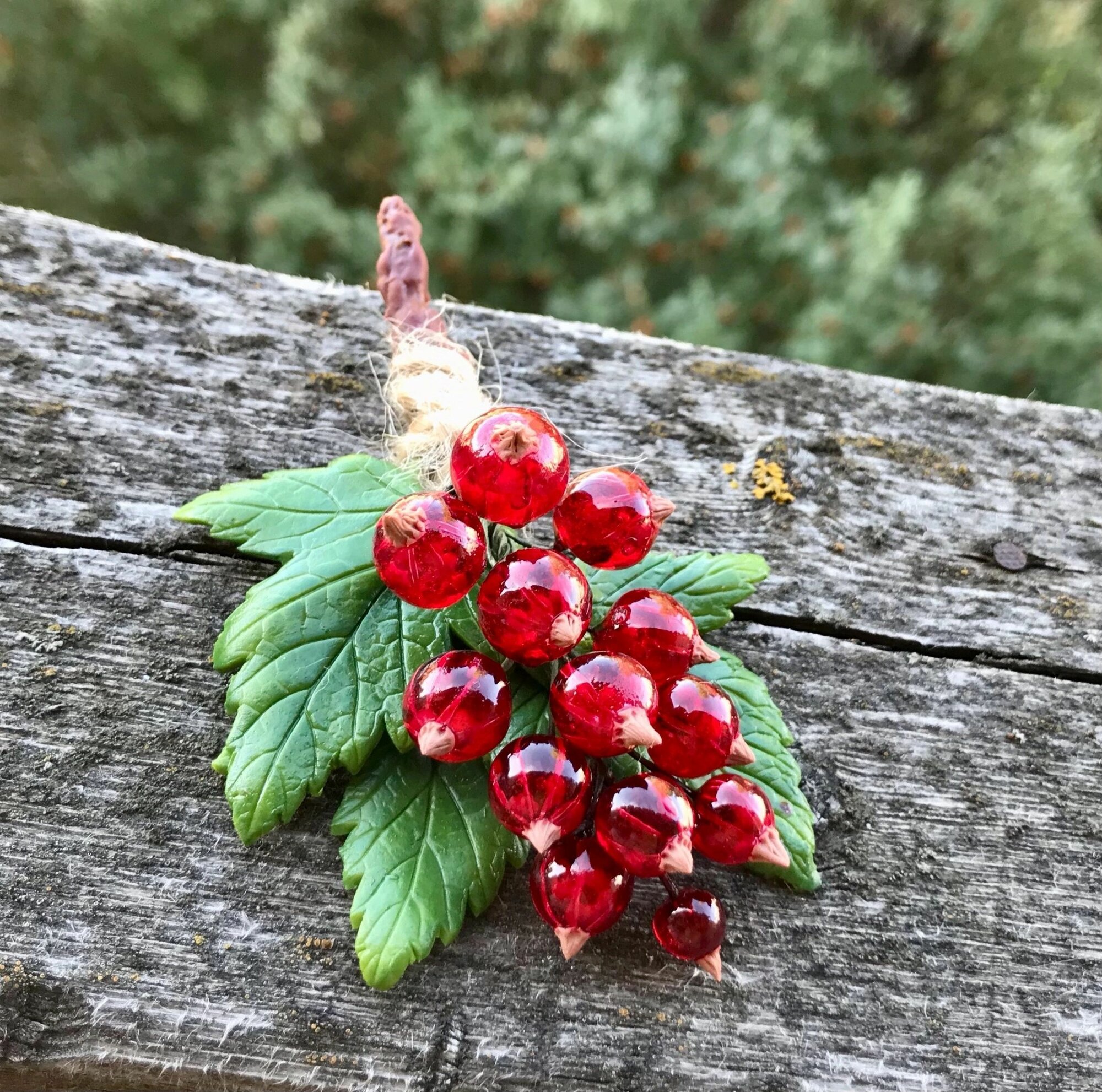 Брошь, пластик