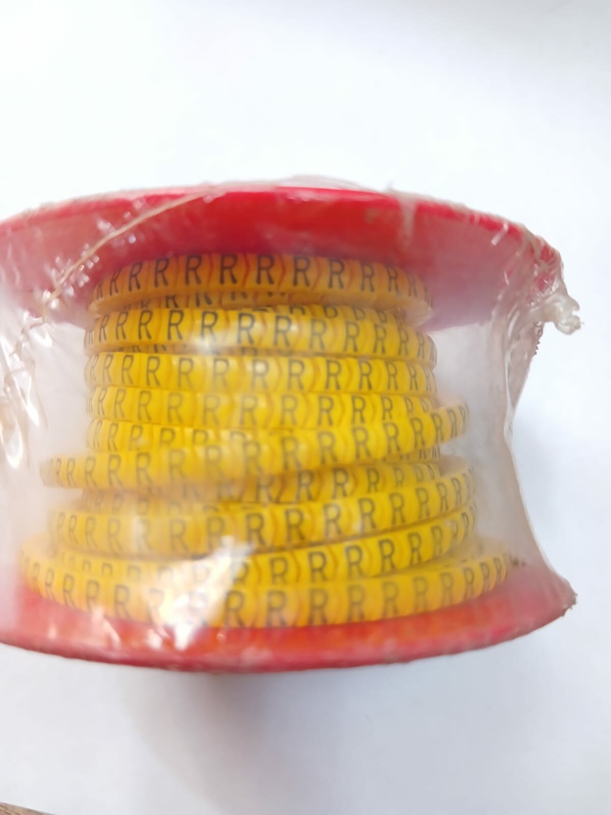 Колечко маркировочное E, 1,3-2,5 мм. черное на желтом (уп.1000шт) AZO2EEBY DKC