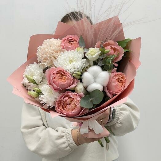 Букет "Нежность", с пионовидной розой и эустомой, 7 цветов, высота 45см