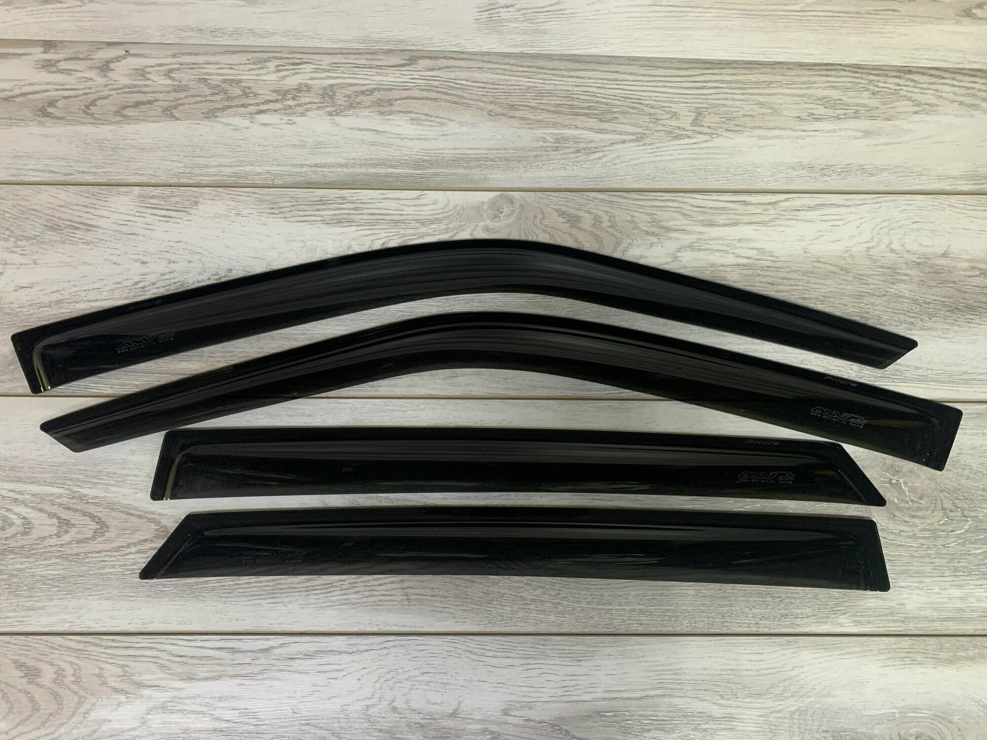 Дефлекторы (ветровики) окон на Lada Priora (Приора)